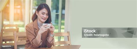 배너 아시아 여자는 녹색 정원 카페에서 컵을 들고 검은 커피 손을 마신다 젊은 여자는 얼굴을 사랑 커피를 미소 짓는다 파노라마 뷰티 여성 커피 숍에서 홍차를 마시고 복사