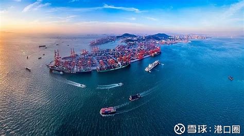 深圳港西部港区出海航道将扩建 根据深圳市交委消息，深圳港西部港区出海航道将进行扩建，扩建后可满足20万吨级集装箱船与10万吨级集装箱船对遇相向