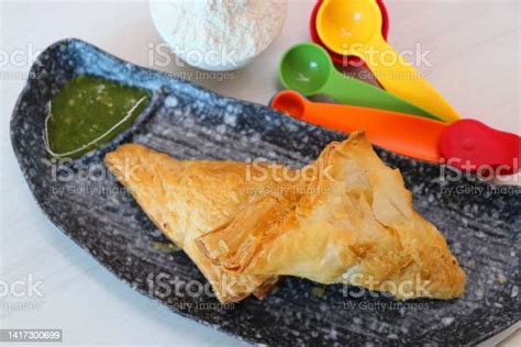 나무 테이블에 향신료가있는 당근 감자 완두콩 및 콩과 같은 야채로 가득 찬 퍼프 패스트리 삼각형 0명에 대한 스톡 사진 및 기타 이미지 Istock