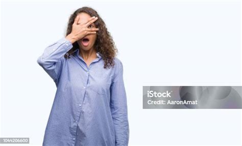 젊은 히스패닉 비즈니스 여자 얼굴과 손으로 눈을 덮고 충격 엿보기 당황된 표정으로 손가락을 통해 찾고 가리기에 대한 스톡 사진 및 기타 이미지 Istock