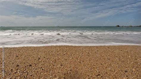 파도가 치는 모래사장 Stock Video Adobe Stock