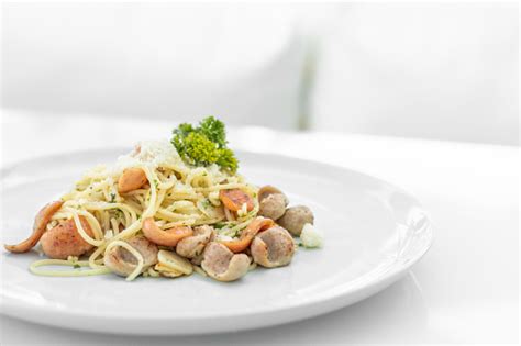 근접 촬영의 스파게티와 소시지 볶음과 고추 백그라운드와 흰색 접시에 튀긴 이탈리아 스타일 파스타 저녁 식사 개념입니다 공간 복사 건강한 생활방식에 대한 스톡 사진 및 기타