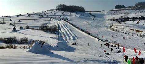 冰雪旅游 自己造雪场带动乡村振兴长白山下有一个农民造的滑雪场