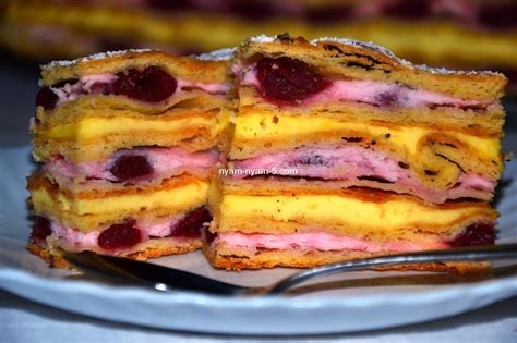 Пляцок Слойка з вишнями на білковій піні