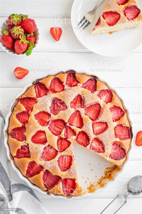 신선한 딸기와 흰색 나무 배경에 딸기 바닐라 스폰지 케이크 또는 파이 여름 디저트 공간을 복사합니다 0명에 대한 스톡 사진 및 기타 이미지 Istock