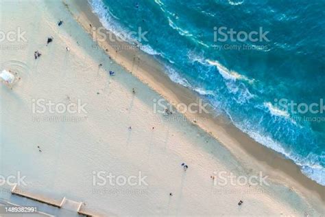 해변과 맑고 푸른 바다의 공중 하향식 전망 해변의 파도를 배경으로 아름다운 자연 여름 방학 배경 시티 비치 서호주 해안 바다 풍경 도심 해변에 대한 스톡 사진 및 기타