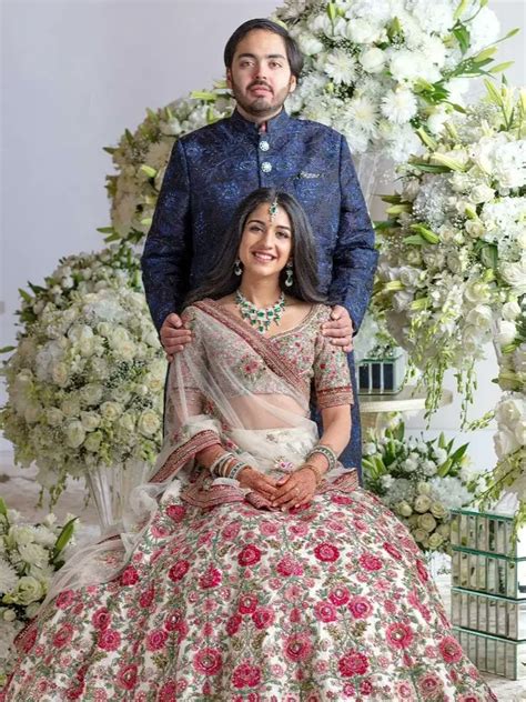 అంబానీ ఇంట పెళ్లి సందడి అనంత్ రాధికల నిశ్చితార్థం