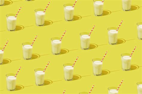 밝은 노란색 배경에 우유 한 잔과 빨간색과 흰색 종이 짚으로 만든 창조적 인 패턴 복고풍 미적 스타일 최소한의 창조적 인 개념 패턴에 대한 스톡 사진 및 기타 이미지