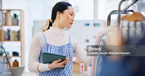 패션 직장인 및 태블릿 소매 및 전자 상거래 연결 및 소규모 비즈니스가 있는 재고를 가진 아시아 여성 기술을 보유한 사람 상점 직원 또는 직원이 재고 확인 및 온라인 쇼핑을