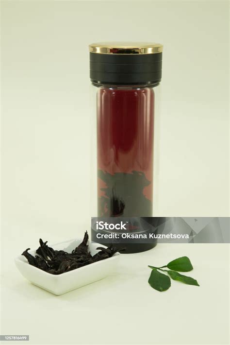 이집트 차 히비스커스 차 흰색 배경에 흰색 그릇에 격리 차는 이중 유리 열 접시에 양조됩니다 레몬 잎 흰색 배경에 흰색 그릇에 격리 0명에 대한 스톡 사진 및 기타 이미지