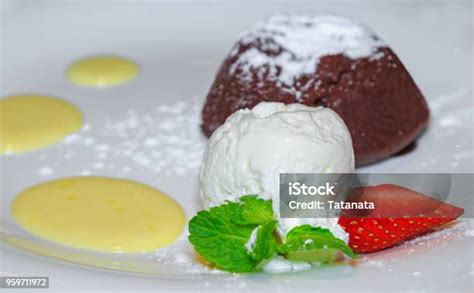 흰색 접시에 딸기와 아이스크림의 국자를 가진 따뜻한 초콜릿 퐁 당 가루 설탕에 대한 스톡 사진 및 기타 이미지 가루 설탕 갈색 고급 요리 Istock