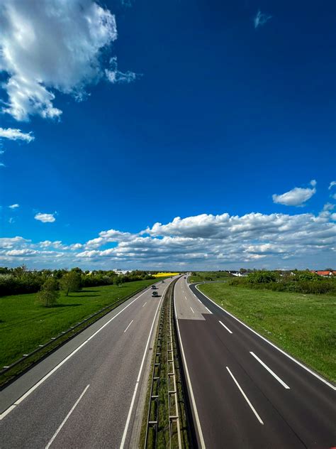 2차선 도로 경치 경치가 좋은 고속도로 광각 교통 구름 구름 경치 낮 녹지 도로 로드 트립 맑은 날 맑은 하늘 모바일 사진 방향 봄 빈 도로