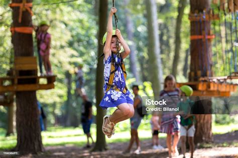 밝은 보케 배경에 밧줄 길에 안전 하네스와 헬멧에 젊은 예쁜 금발의 아이 소녀 거리에 대한 스톡 사진 및 기타 이미지 거리 균형 기술 Istock