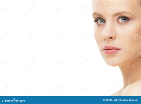 Retrato De Una Bella Joven Fresca Sana Y Sensual Sobre Fondo Blanco Foto De Archivo Imagen De