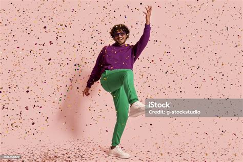 분홍색 배경에 색종이를 던지며 춤을 추는 장난기 넘치는 인도 남자의 전체 길이 날기에 대한 스톡 사진 및 기타 이미지 날기 남성 남자 Istock