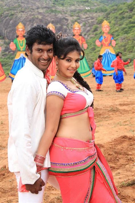 Anjali Hot Navel Show In Saree