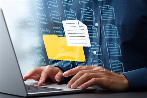 문서 관리 시스템 Dms 및 아카이브 스토리지 폴더 아이콘 및 파일 아이콘 디지털 문서를 저장하고 검색하기 위해 랩톱 컴퓨터를 사용하는 사업가 개념에 대한 스톡 사진 및