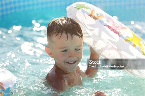 수영장에서 웃고 있는 소년의 초상화 풍선 반지를 가진 아이 여름 방학 또는 수업 수영장에서 행복한 아이들을 위한 여름철 및 수영