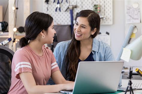 중간 성인 어머니 과 대 딸 미소 에 각각의 다른 노트북에 대한 스톡 사진 및 기타 이미지 노트북 딸 십대 Istock