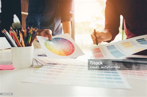 그의 책상에서 일 하는 그래픽 디자이너와 함께 색상 선택 가리키기에 대한 스톡 사진 및 기타 이미지 가리키기 강사 고름 Istock