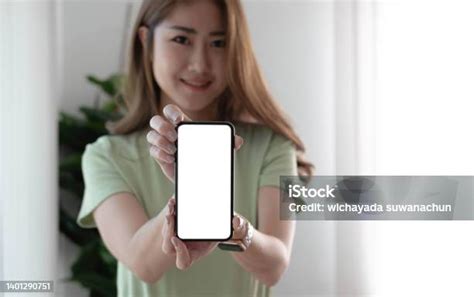 카페 커피숍에서 빈 화면이있는 스마트 폰을 사용하여 여성의 손을 닫습니다 Brand Name Smart Phone에 대한 스톡 사진 및 기타 이미지 Brand Name