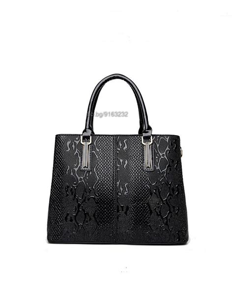 Черна лачена дамска кожена чанта комплект Аксесоари Пловдив Черна дамска кожена чанта