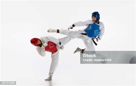 젊은 남자 기모노를 입은 태권도 선수 흰색 배경에 고립된 헬멧 훈련의 역동적인 이미지 무술 격투 스포츠 18 19세에 대한 스톡 사진 및 기타 이미지 Istock