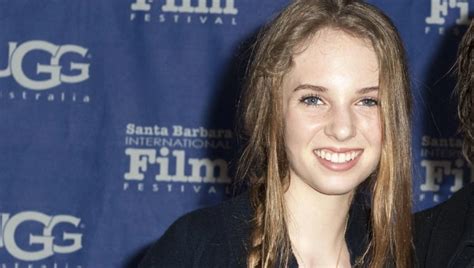 Maya Hawke Zobu Gadiem No Blāviem Līdz Spožiem