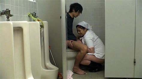 公衆トイレで、若者のチ ポを品定めするお掃除おばちゃんに狙われちゃったボク エロ動画・アダルトビデオ Fanza動画