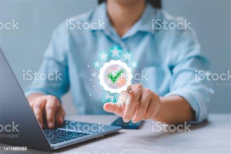 최고의 품질 보증의 손가락 터치 가상 화면 아이콘 확인 표시 기호는 표준 품질 관리를 나타냅니다 Iso 인증 국제 표준 및 품질 보증 개념 가리키기에 대한 스톡 사진 및