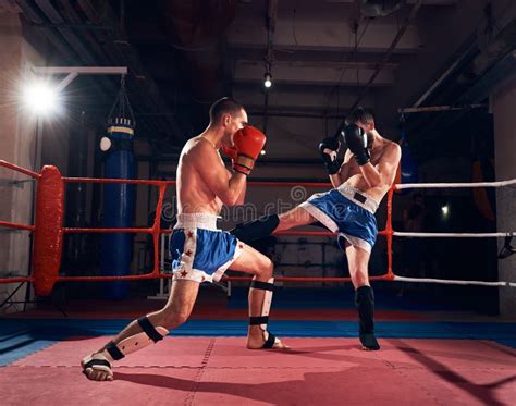 Entrenamiento De Los Boxeadores Kickboxing En El Anillo En El Club De