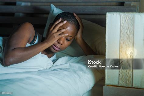 젊은 슬 프 고 스트레스 검은 아프리카계 미국인 여자의 침대에 누워 생활 밤 초상화 화가 수 면 고통 불면증과 우울증 느낌 불안 위기 하 고 수 면 장애 밤 하루 시간대에