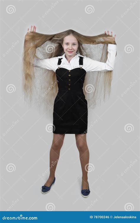 Девочка подросток с длинними волосами Стоковое Фото изображение насчитывающей жизнерадостно