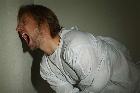 Создать мем сумасшедший в смирительной рубашке в смирительной рубашке человек в смирительной