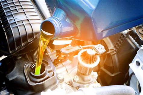 엔진 자동차 변속기 및 유지 보수 장비에 오일 품질을 급유하고 쏟아붓는다 에너지 연료 개념 0명에 대한 스톡 사진 및 기타 이미지 Istock