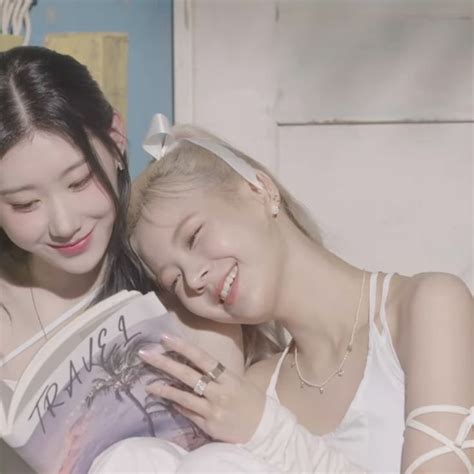 Lia And Chaeryeong Itzy Dancer Poses Lia