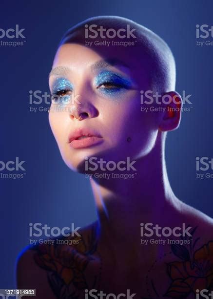파란 배경에 엣지 있는 메이크업을 입은 매력적인 젊은 여성의 스튜디오 샷 30 34세에 대한 스톡 사진 및 기타 이미지 30 34세 개념 건강한 생활방식 Istock