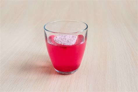 피부 재생을 위해 물 한 잔에 천연 베리 콜라겐 단백질 파우더 유리 식품 첨가물 일회용 콜라겐 분말 0명에 대한 스톡 사진 및 기타 이미지 Istock