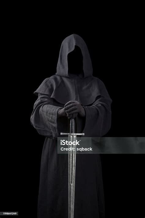 검은 색에 고립 된 중세 칼을 가진 유령 그림 검에 대한 스톡 사진 및 기타 이미지 검 승려 종교 직업 공포 무서움