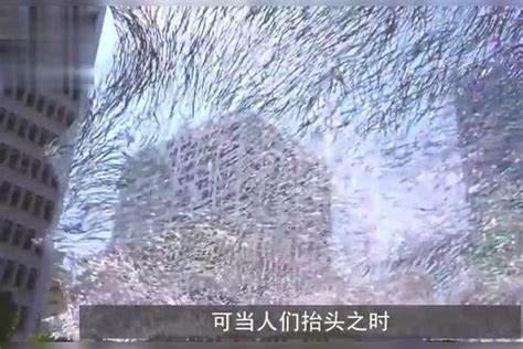 广场上空悬浮银色物体吸引路人上前围观这到底是什么 悬浮 物体 路人
