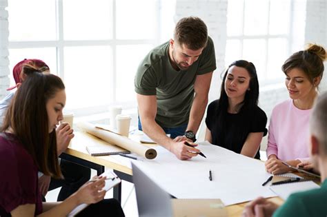 창의적인 남성과 여성 그래픽 디자이너 건축가 청사진 협력 개선 비공식 회의 인테리어의 계획을 그리기 새로운 로프트 인테리어 사무실에서 함께 작성의 그룹 공학에 대한 스톡