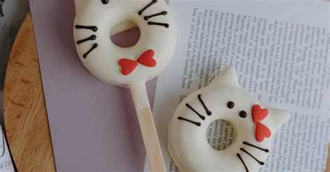 실내 고양이 고양이 모양 귀여운 기발한 단 것 달콤한 도넛 디저트 리본 목조 판자 밝은 톤 사랑스러운