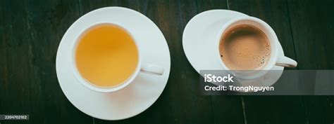 파노라마 뷰 에스프레소 커피 샷과 접시와 스테인리스 스틸 숟가락이 있는 노란색 카모마일 찻잔 베트남 남부 껀터에 있는 현지 커피숍의 나무 테이블에 있는 찻잔 도자기 머그잔