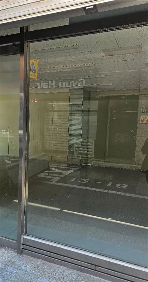 힘든 작업 환경인데도 잘 시공 해주셨습니다 나가는 상가에 유리가 깨져 물어주고 가랴니 너무 속상했는데 가격도 가장 저렴하게 해주시고 시공도 빨리 해주셔서 정말 너무