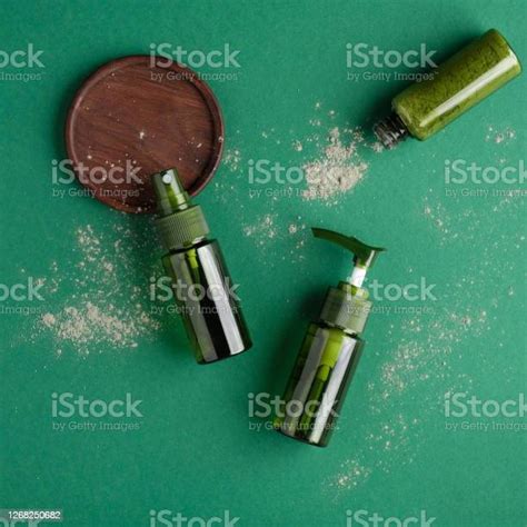 녹색 배경에 천연 유기농 미용 제품 플랫 레이 페이스 파우더와 로션이 있는 상단 뷰 그린 화장품 병 뷰티 트리트먼트 스킨케어 컨셉 0명에 대한 스톡 사진 및 기타 이미지