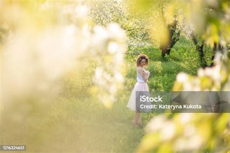 어린 매력적인 소녀는 꽃 자연을 즐기는 봄 녹색 공원에서 산책 봄 잔디밭에서 회전하는 건강한 미소 소녀 알레르기 없는 감정에 대한 스톡 사진 및 기타 이미지 Istock