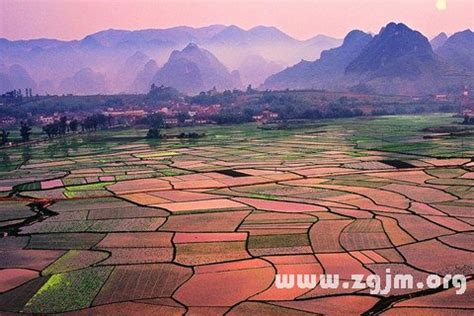 阡陌间是什么意思 阡陌之地什么意思 阡陌的另一个意思 大山谷图库