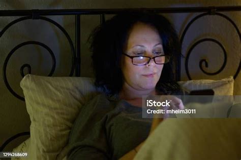 밤에 침대에서 그녀의 모바일을 사용하여 히스패닉 여자 밤 하루 시간대에 대한 스톡 사진 및 기타 이미지 밤 하루 시간대