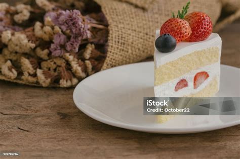 나무 테이블 복사 공간에 넣어 흰 접시에 케 하 익을 딸기 위해 맛있고 부드러운 바닐라 스폰지 케이크 유제품 채찍 크림과 신선한 딸기와 블루베리 수 제 베이커리 개념입니다