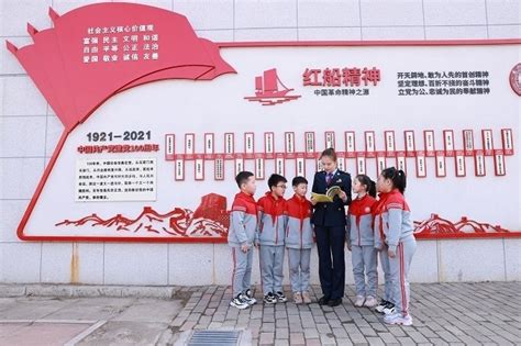 国家税务总局吉林省税务局 宣传月掠影 龙井市税务局“学雷锋”志愿服务队走进龙井市东山小学，为同学们讲解税收小知识，讲述税收小故事
